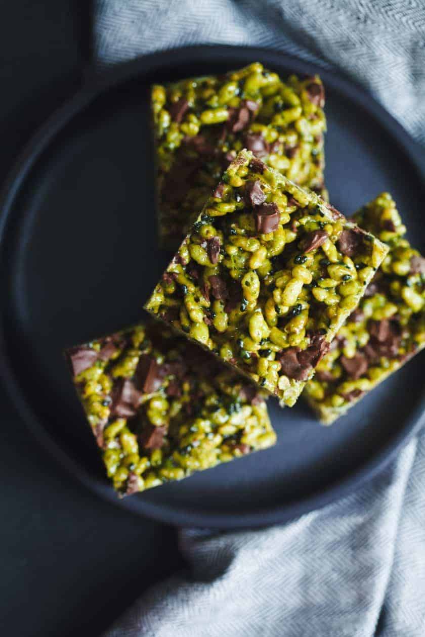 Matcha Black Sesame Rice Krispie Treats with Chocolate Chunks - Snixy ...